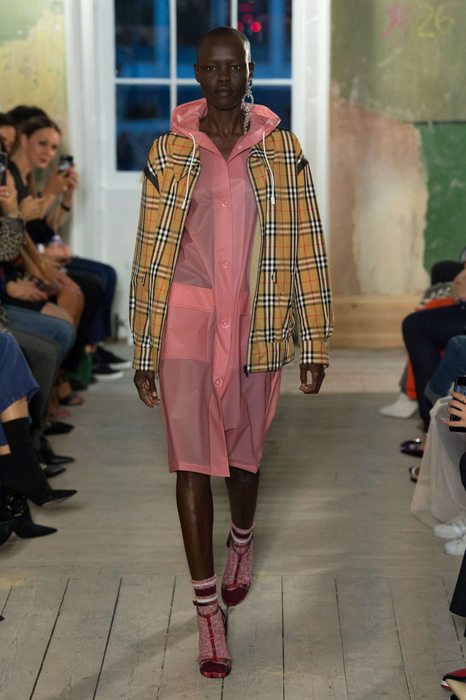 Burberry revisits British contemporary photography – ART IS ALIVE